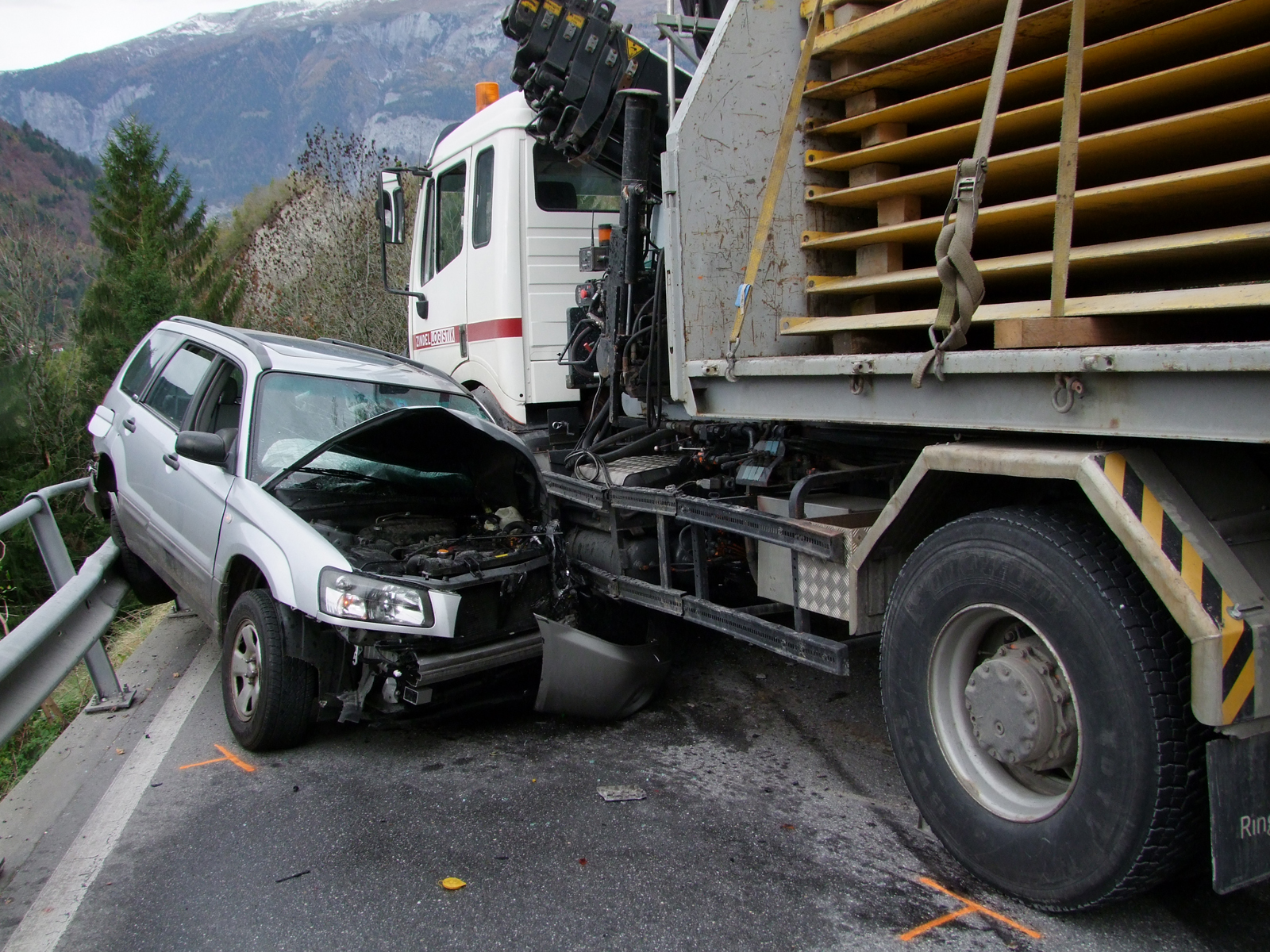 Maladers: Grosser Sachschaden bei Kollision zwischen Lastwagen und Auto